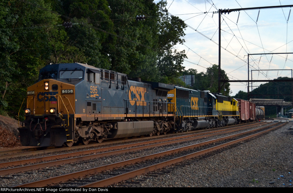 CSX 595, CSX 8548, and NYSW 3806 on Q410-08